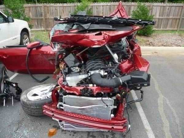 Mustang GT completely destroyed (5 pics)