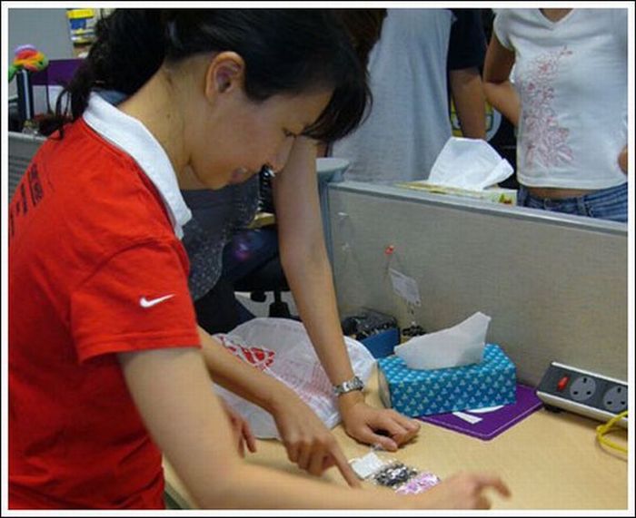 Bloody Office Prank (10 pics)