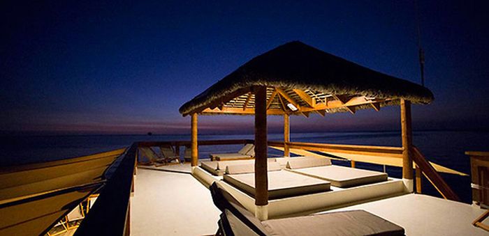 This Floating Bar Off The Coast Of Fiji Is Awesome (15 pics)