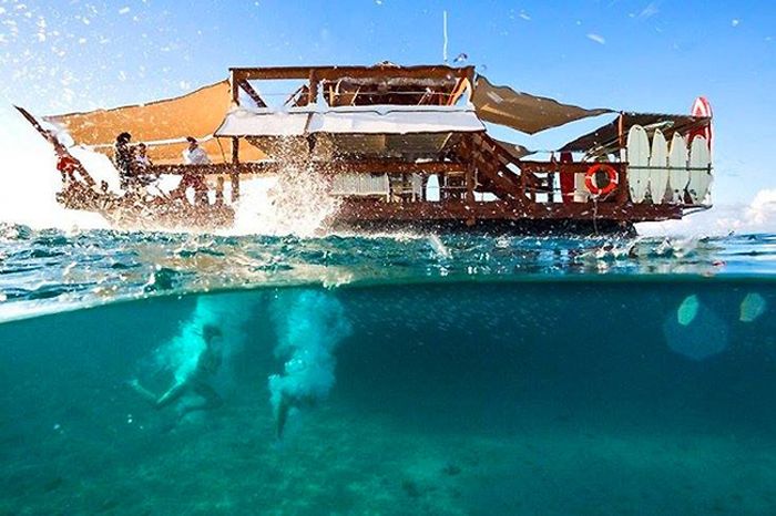 This Floating Bar Off The Coast Of Fiji Is Awesome (15 pics)
