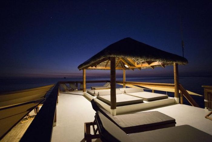This Floating Bar Off The Coast Of Fiji Is Awesome (15 pics)