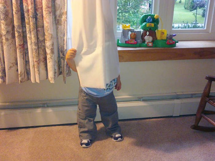 Kids That Totally Failed While Trying To Play Hide And Seek (60 pics) Kids That Totally Failed While Trying To Play Hide And Seek (60 pics)