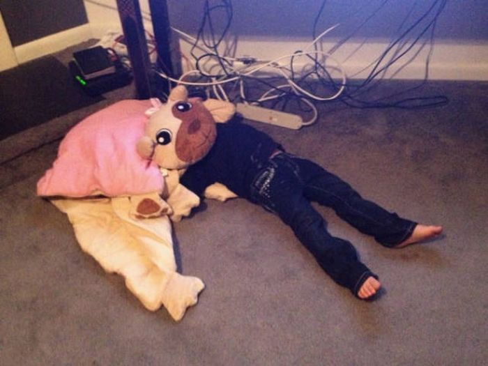 Kids That Totally Failed While Trying To Play Hide And Seek (60 pics) Kids That Totally Failed While Trying To Play Hide And Seek (60 pics)