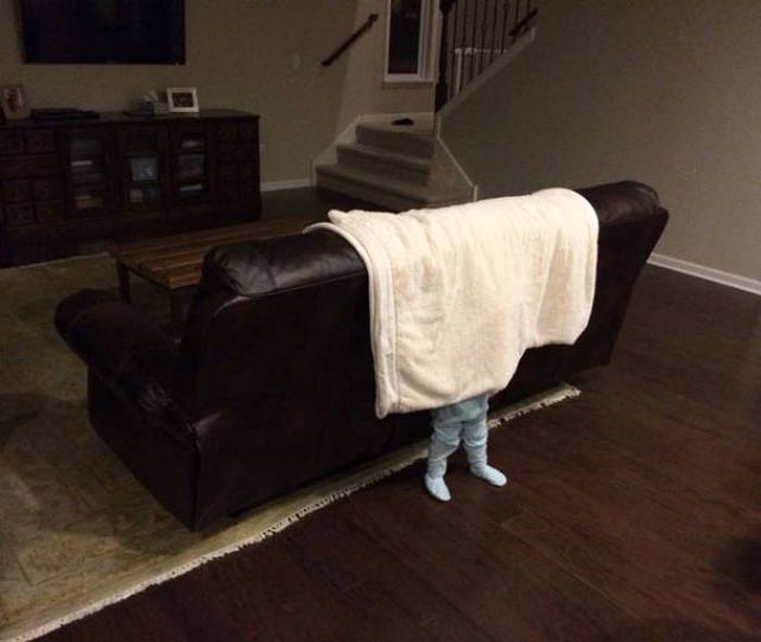 Kids That Totally Failed While Trying To Play Hide And Seek (60 pics) Kids That Totally Failed While Trying To Play Hide And Seek (60 pics)
